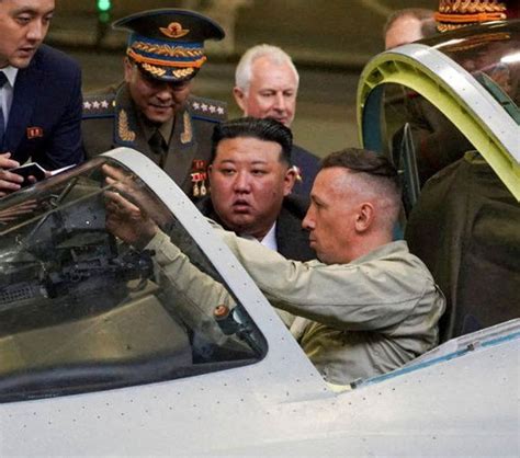 FOTO Ekspresi Kim Jong Un Terkagum Kagum Saat Kunjungi Pabrik Jet