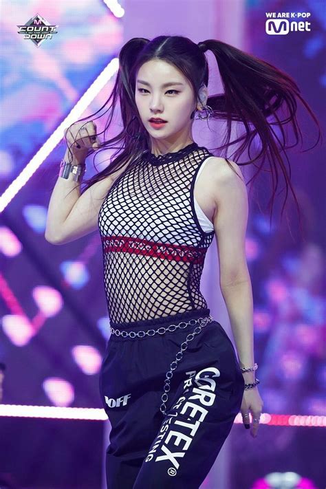 Yeji Itzy With Images Itzy Kpop Girls Kpop Fashion