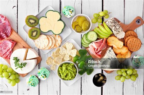 세인트 패트릭데이 샤커테리 탑 다운 뷰 테이블 씬 에 흰색 나무 St Patricks Day에 대한 스톡 사진 및 기타