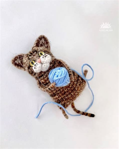 Котик крючком на проволочном каркасе Вязаные крючком аксессуары Вязаная крючком брошь