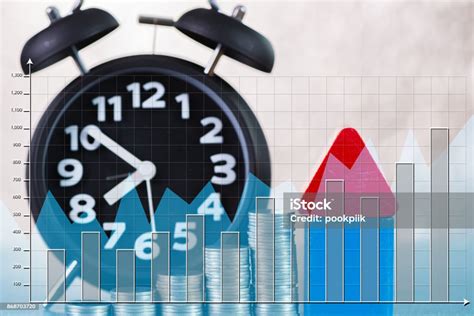 이중 노출 모델 하우스 나무 형태 알람 시계와 금융 그래프 부동산 투자 및 절약 돈 금융 개념에 대 한 시간 동전 더미의 단계 경제에 대한 스톡 사진 및 기타 이미지