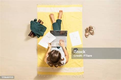 사무실 정장에 사업가 프리랜서 모래 해변의 해변 수건에 앉아 커피를 마시고 그래픽과 차트와 노트북에서 작업 점심 시간 공중 보기 거래자에 대한 스톡 사진 및 기타 이미지