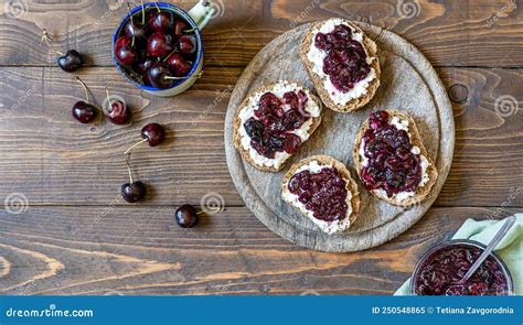 Tostadas De Trigo Integral Con Ricotta Y Mermelada De Cerezo Dulce