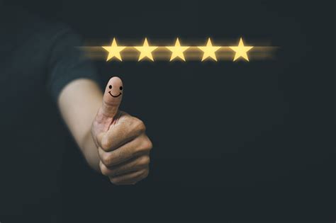 가상 터치 스크린에 미소 이모티콘 아이콘을 누르는 사업가 고객 서비스 평가 개념 개념에 대한 스톡 사진 및 기타 이미지 개념