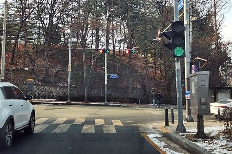 우회전 신호등이 빨간 불일 때 우회전이 가능할까