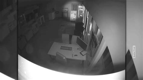 Dumm Dieb Einbrecher klaut Ausstellungsstücke aus Handyladen