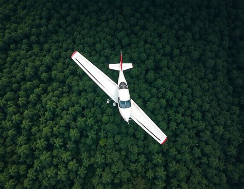 Avión Volando Por Encima De Las Nubes Imagen Premium Generada Con Ia