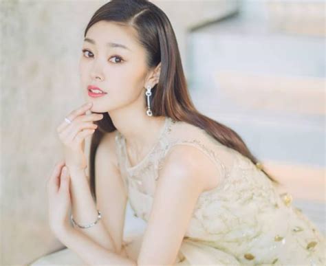 她凭借《伪装者》一夜成名，竟被曝出养小鬼，如今颜值秒杀赵丽颖