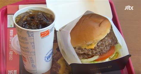 바닥에 떨어진 빵을 그대로…롯데리아 또 위생 논란