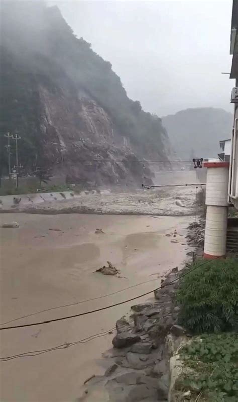 四川宝兴五龙突发山洪泥石流！