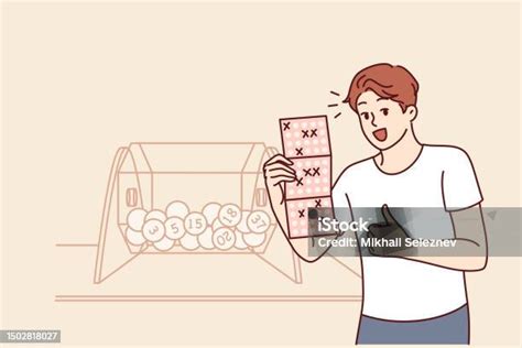 빙고 복권에 당첨된 남자는 행복하게 당첨 티켓을 보여주고 공이 있는 투명한 상자 근처에 서 있습니다 가능성에 대한 스톡 벡터