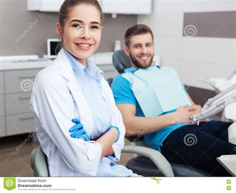 Retrato De Un Dentista De Sexo Femenino Y De Un Paciente Masculino