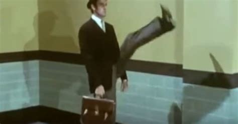 Het Is écht Onderzocht Lopen Volgens Monthy Pythons Silly Walk Staat Gelijk Aan Flink Sporten