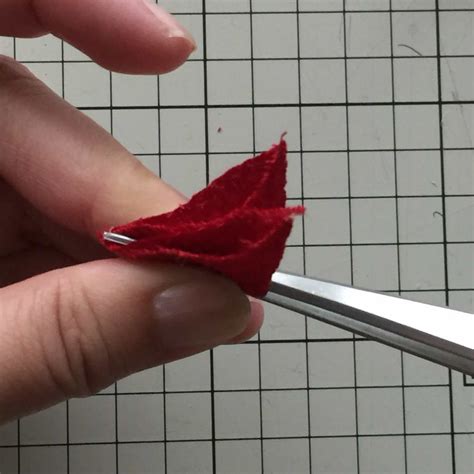 つまみ細工の基本形を簡単に作ろう ボンドを使って作る「剣つまみ」の作り方 こぐまやのせかい