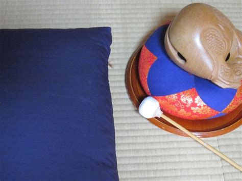 【叩かれて昼の蚊を吐く木魚かな】俳句の季語や意味･表現技法･鑑賞など徹底解説 俳句の教科書｜俳句の作り方・有名俳句の解説サイト
