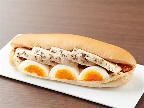 たんぱく質が摂れる！サラダチキンロール ファミマのパン・サンド