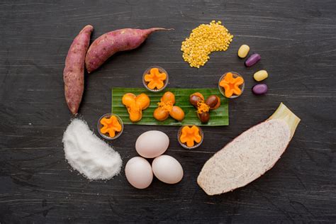 고대 태국 디저트 태국 달콤한 디저트와 검은 배경에 그릇에 재료 전채 태국 디저트 태국 음식 0명에 대한 스톡 사진 및 기타