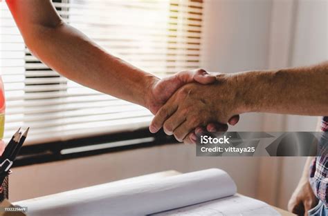 시공 현장 팀워크 파트너십 및 계약자 개념의 사무실 센터에서 새로운 프로젝트 계약을 시작 인사에 상담 회의 후 흔들리는 건설