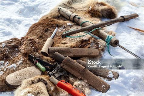 나무 조각에 대 한 손 도구 썰매 순 록 썰매 만들기 먼 북쪽의 주민 네 네츠 사람들의 목장 나이프와 도끼 강철에 대한 스톡 사진 및 기타 이미지 Istock