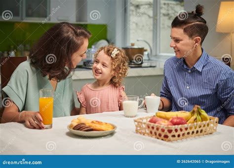 Familia Alegre De Tres Personas Comiendo Imagen De Archivo Imagen De