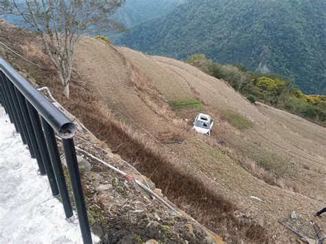 記者 梅花新聞網 張育嘉綜合報導 台東小客車暴衝翻落20米險坡 駕駛傷重不治 ｜ 梅花新聞網