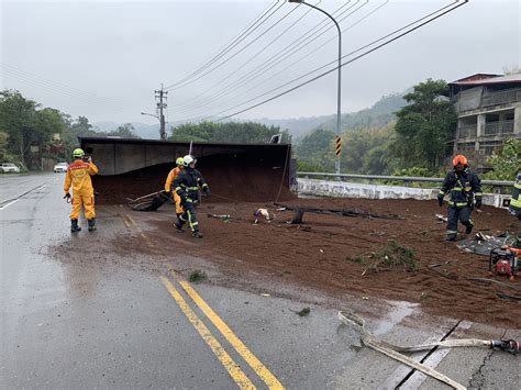 台中砂石車超載翻車！小客車遭壓成廢鐵 母子傷重仍在icu搶救中 蕃新聞