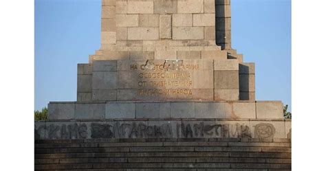 Пазителите на Паметника на Съветската армия сдават охраната му на МВР