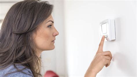 11 Behaviors Of People Who Grew Up Poor That Are Obvious No Matter How Much Money They Have Now