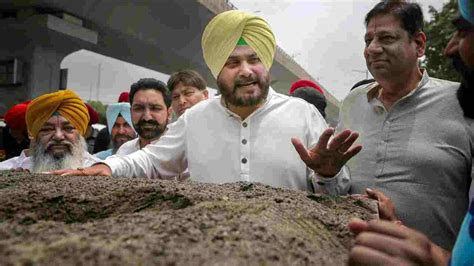 Punjab पार्टी आलाकमान से शिकायत के बीच सिद्धू का शेर के जरिए पलटवार