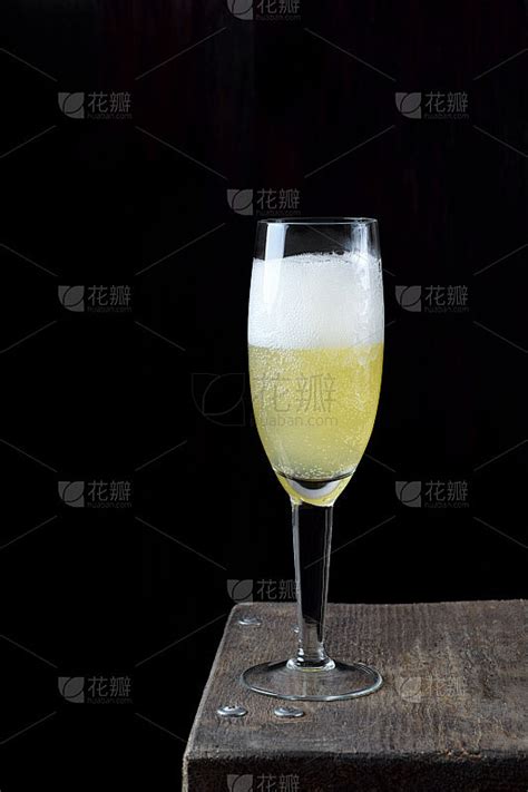 鸡尾酒与香槟在一个高香槟杯