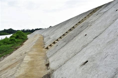 Bacolod Concrete Walls Built In Southern Negros For Flood Control