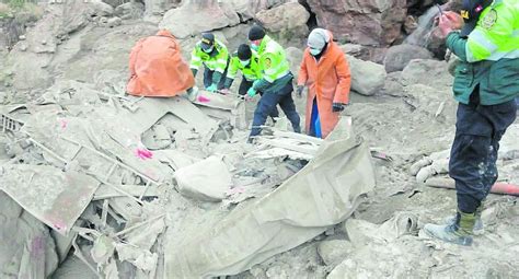 Junín Tres personas pierden la vida tras caída de camión a abismo en