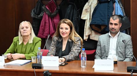 УНСС Кръгла маса „Ролята на университетите бизнеса политиката и средните училища за