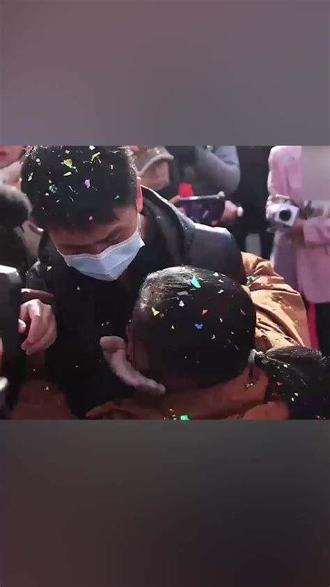 妈妈抱住失散32年的儿子喜极而泣凤凰网视频凤凰网