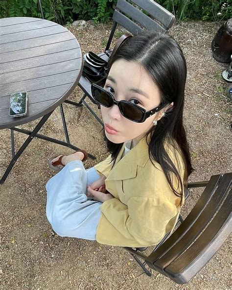 이해리 린넨 자켓과 연청바지 입고 카페에서 Mz샷 라이프업