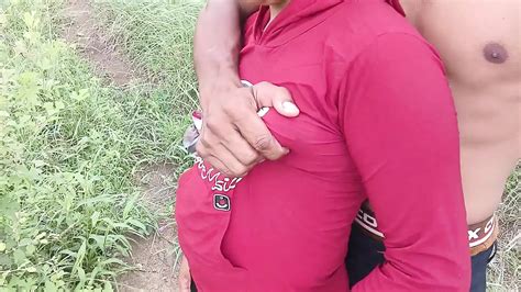 インドの村のガールフレンドがヒンディー語のオーディオで森の中で屋外セックスをしています Xhamster