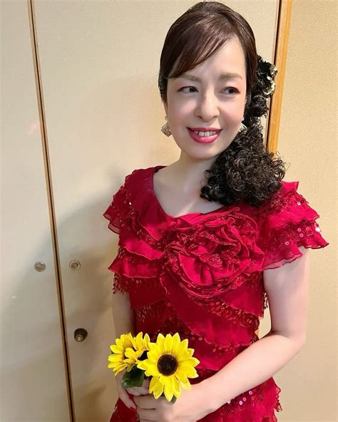 歌手 瀬口侑希 今日は大阪へ ポカポカ陽気でした いつも応援して頂いている 希船さんのルーちゃん🐕 歌う前は膝の上で歓迎してくれました☺️