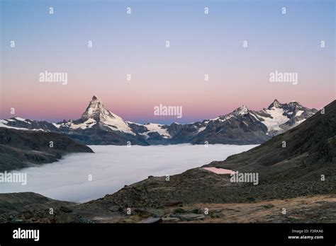 Das Matterhorn Mit Wolken Fotos Und Bildmaterial In Hoher Auflösung