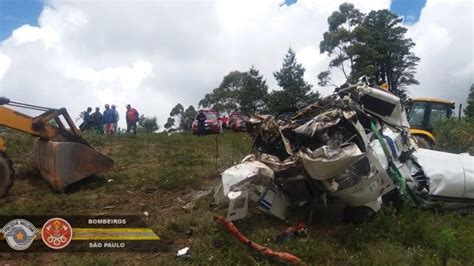 Bombeiros resgatam os seis corpos de queda de helicóptero em São Paulo UOL Notícias