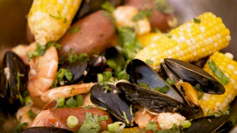 How To Make A Vietnamese Cajun Seafood Boil