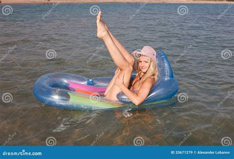 Prendre Un Bain De Soleil Nu De Fille Image Stock Image Du Fuselage Fille