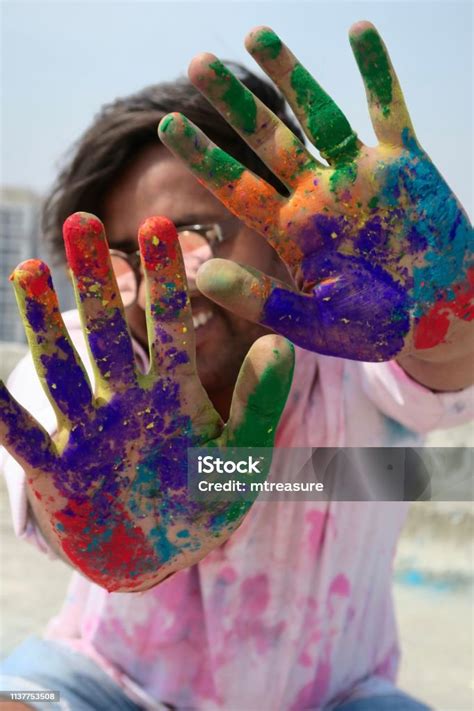그림에 힌두교 인도 남자 웅 크 리고 페인트 전원이 덮인 손바닥에서 색상의 홀리 축제 페인트 싸움 사진 가리기에 대한 스톡 사진 및 기타 이미지 Istock