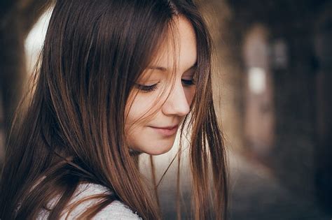 女性、 モデル、 ブルネット、 ポートレート、 顔、 顔の毛、 屋外の女性、 被写界深度、 笑顔、 長い髪、 ストレートの髪、 白いセーター