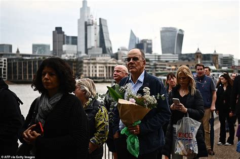 Queens Lying In State 13m Log In To Watch Live Queue Tracker Daily