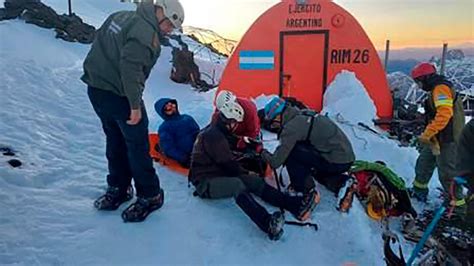 Un Andinista Con Fracturas Fue Rescatado A 2300 Metros De Altura En El