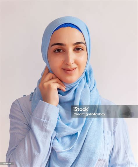 白い背景に対してヒジャーブで美しいイスラム教徒の女性伝統的なイスラムのドレスを着ているかわいい中東の女性の肖像画 アバヤスタイリッシュな