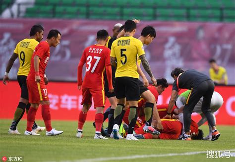 王寿挺争顶冲撞倒地昏迷 无法坚持比赛救护车进场 搜狐大视野 搜狐新闻