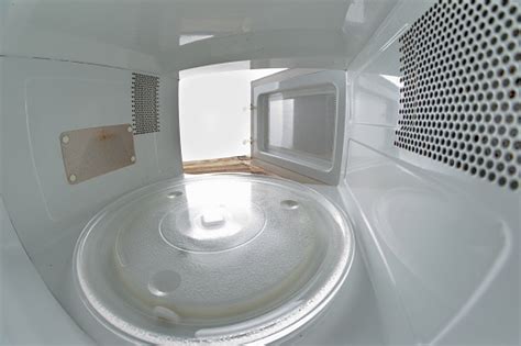 가정용 주방에서 요리를 준비 하기 위한 빈 전자 레인지 묘 쿠 알 파도를 사용 하 여 요리를가 열 하는 장치 밝은 배경입니다