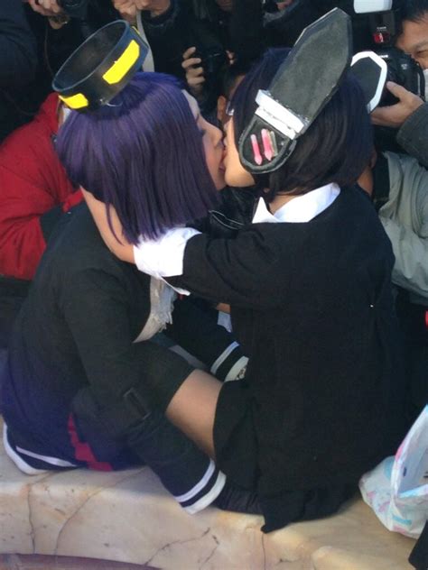 C85冬コミでレイヤーが濃厚なレズディープキス みんくちゃんねる