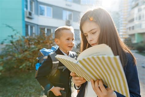 미소 초등학교에서 학생의 야외 초상화입니다 백팩과 아이 들 그룹 재미 이야기 교육 우정 기술 및 사람들 개념 6 7 살에 대한